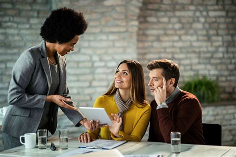 부부와 함께 회의에 터치 패드를 사용 하 여 행복 한 아프리카계 미국인 재정 고문 다민족 그룹에 대한 스톡 사진 및 기타 이미지 다민족 그룹 부동산 중개업자 3 명