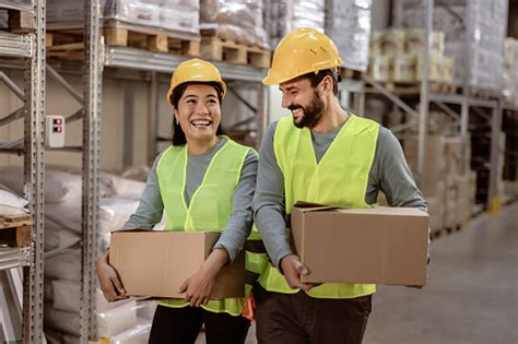 창고에서 일하는 동안 골판지 상자를 들고 미소짓는 노동자 공급망에 대한 스톡 사진 및 기타 이미지 공급망 공장 산업 건물 2명 Istock