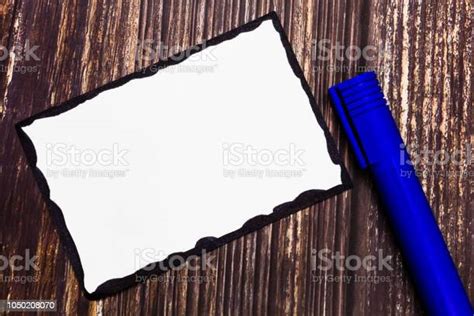 디자인 비즈니스 개념 빈 복사 텍스트 웹 배너 홍보 자료 템플릿 빈 사각형 경계 종이 마커 펜 나무 표면에 쓰기를 모의 0명에 대한 스톡 사진 및 기타 이미지 Istock