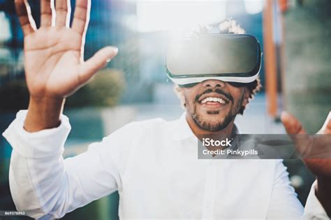 행복 한 수염된 미국 아프리카 남자 가상 현실 안경 헤드셋 또는 3d 안경 밖에 서 산책 하는 동안 즐기고 흐리게 배경입니다 수평 거리에 대한 스톡 사진 및 기타 이미지