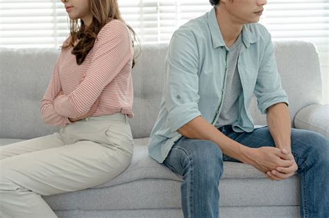 이혼 아시아 커플은 결혼 후 절망적이고 실망합니다 남편과 아내는 싸움 후에 슬프고 화가 나고 좌절합니다 불신 사랑 문제 배신 가족 문제 십대 사랑 2명에 대한 스톡 사진 및