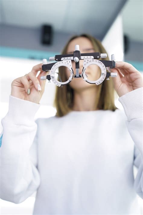 Марина Чубенко Инет 👍Я знаю мир — он стар и полон дряни Я знаю птиц летящих на манок Я знаю