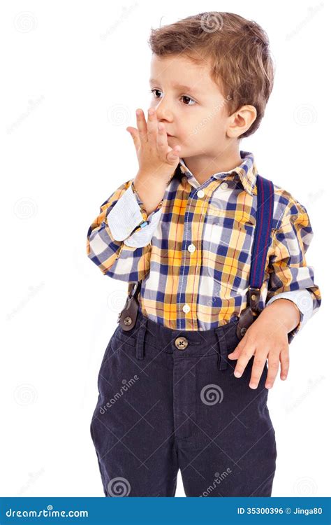 Portrait d un petit garçon adorable envoyant un baiser