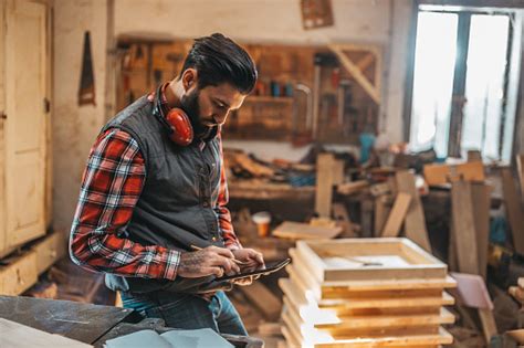 태블릿을 사용 하 여 그의 워크샵 Pn 가구 프로젝트에서 작업 하는 목수 Diy에 대한 스톡 사진 및 기타 이미지 Diy 계획 공예 Istock