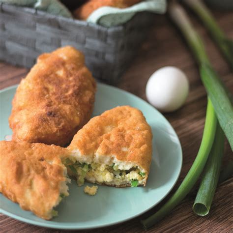 Piroschki (Teigtaschen mit Eier und Lauchzwiebel)