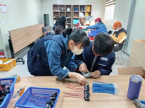 전자제품 부품 조립