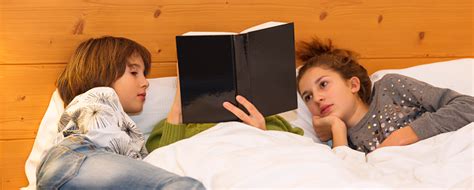 엄마와 아이들은 잠자리에 들기 전에 함께 책을 읽습니다 3 명에 대한 스톡 사진 및 기타 이미지 3 명 가정 생활 가정의 방 Istock