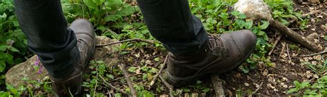 숲 경로에 남자 등산객의 보기를 닫습니다 탐험가 여행 야외 활동 캐주얼 복장 자연과의 연결 가을에 대한 스톡 사진 및 기타 이미지 Istock