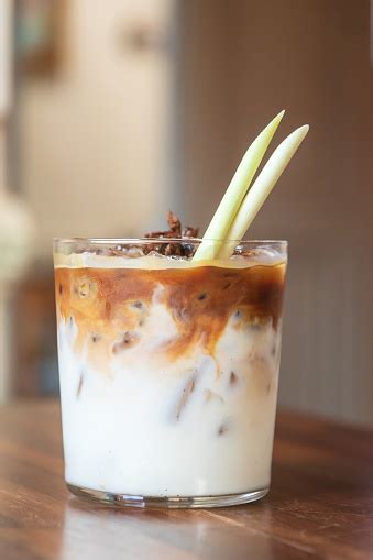 허브와 아이스 라떼 커피 의 유리 레몬그라스와 스타 아니스 향신료를 나무 테이블에 혼합 맛의 추세 각얼음에 대한 스톡 사진 및 기타 이미지 Istock