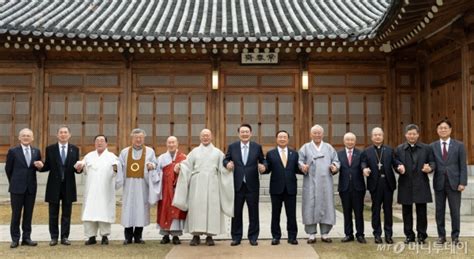 서울대 의대 교수 전원 사직해도 尹 원칙대로 2000명 불변