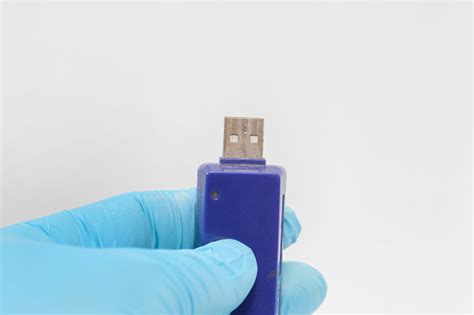 흰색 바탕에 Usb 드라이브를 들고 파란색 장갑에 손을 Usb 메모리에 대한 스톡 사진 및 기타 이미지 Usb 메모리 Usb 케이블 네트워크 연결 플러그 Istock