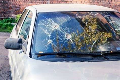 깨진 자동차 유리 유리에 몇 번의 타격 도시에 대한 스톡 사진 및 기타 이미지 도시 자동차 사고 0명 Istock