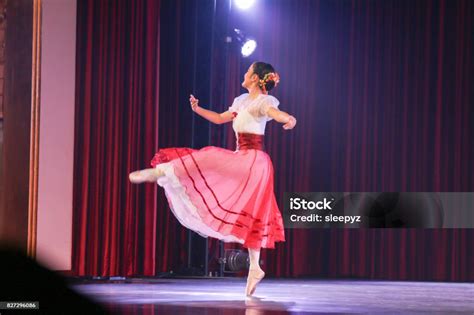 낭만주의 발레 용 스커트 의상을 착용 하는 여자 발레리 나 오른발 발가락과 무대에 서 서 가리키기에 대한 스톡 사진 및 기타 이미지 가리키기 공연 댄서 Istock