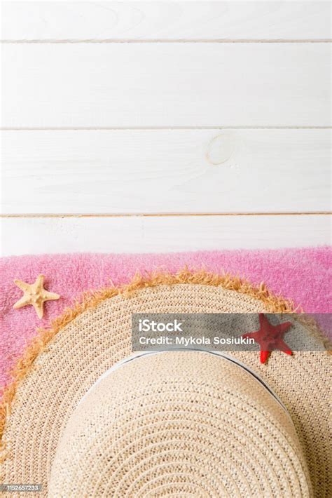 밀 짚 모자 분홍색 수건 및 어두운 나무 배경에 불가사리 복사 공간을 가진 탑 뷰 여름 휴가 개념 개념에 대한 스톡 사진 및 기타 이미지 Istock