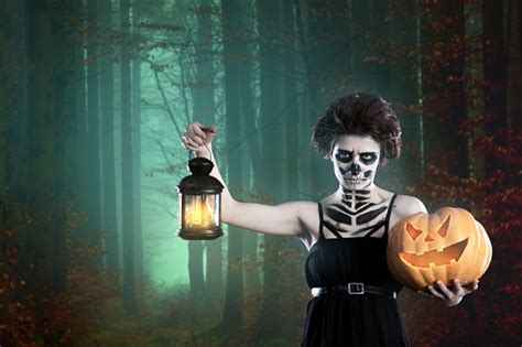 할로윈 여자 해골 무서운 숲의 배경 호박을 개최 죽은 축 하의 날입니다 바디 페인팅 그리고 예술입니다 삶과 죽음 개념입니다 개념에 대한 스톡 사진 및 기타 이미지 Istock