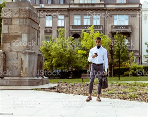 거리를 걷는 동안 휴대 전화를 사용하는 젊은 아프리카 계 미국인 사업가 25 29세에 대한 스톡 사진 및 기타 이미지 25 29세 거리 경영자 Istock