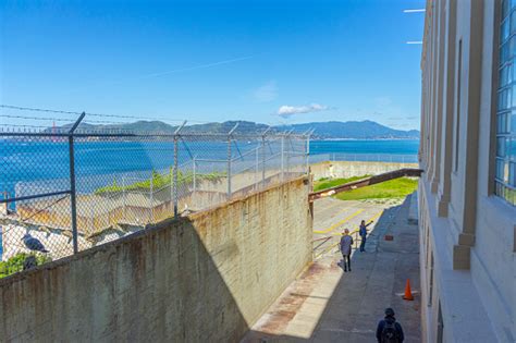 샌프란시스코에서 알 카트 라 즈 연방 교도소의 공원에서 많은 관광 관광 건축에 대한 스톡 사진 및 기타 이미지 건축 건축물 경관 Istock