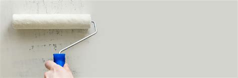 남성 손의 콘크리트 벽에 롤러를 페인트하고 공간을 복사하십시오 수리 도구는 바닥에 놓여 있습니다 기치 만들기에 대한 스톡 사진 및 기타 이미지 Istock