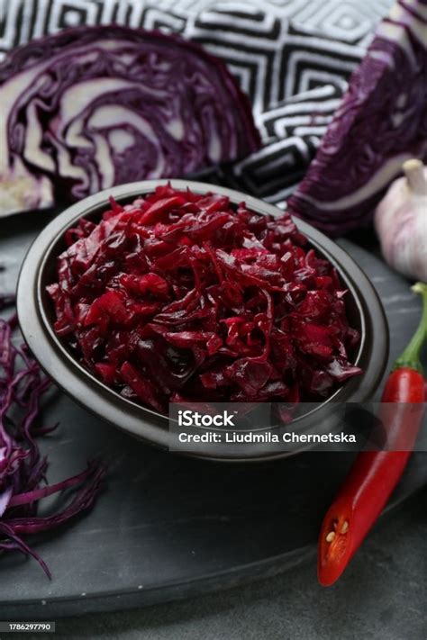 맛있는 붉은 양배추 소금에 절인 양배추와 회색 테이블 위의 재료 0명에 대한 스톡 사진 및 기타 이미지 0명 갈기갈기 찢어진 건강한 생활방식 Istock