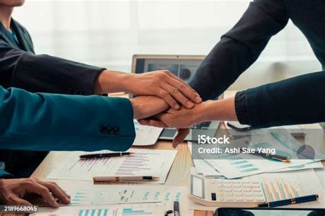 비즈니스 팀 협업 지원 및 팀워크 협력 및 목표를 통한 협업 브레인스토밍을 통해 직원 팀 및 동료 닫습니다 개념에 대한 스톡 사진 및 기타 이미지 Istock