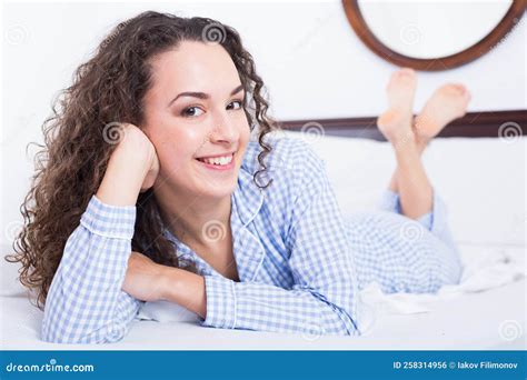 Morena Hembra Sentada En La Cama Y Sonriendo Foto De Archivo Imagen De Adulto Positivo 258314956