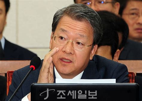 답변하는 임환수 국세청장 조세일보