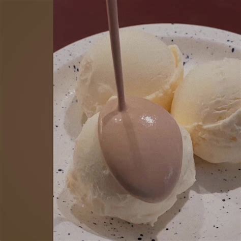 🍨 ʜᴀʟғғ ᴄʀᴇᴀᴍ ɪᴄᴇ ᴄʀᴇᴀᴍ ⠀ 진하고 달콤한 크림을 커피에서 베이커리 그리고 이제 아이스크림까지 ⠀ 크림 아이스크림은 곧 오픈 예정인 새로운 매장에서