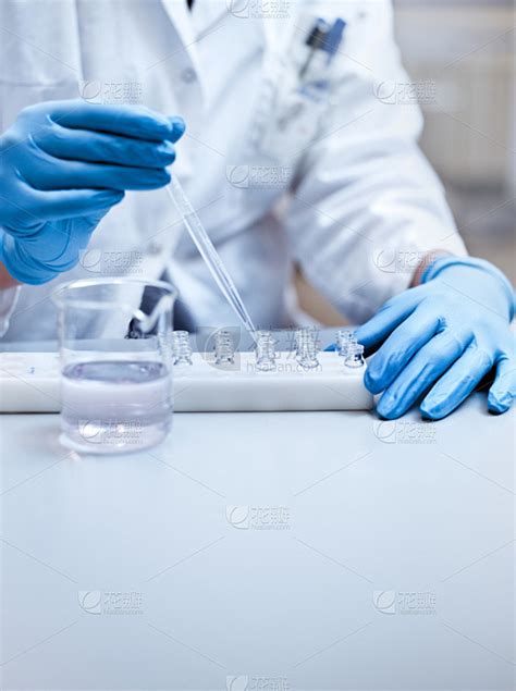 化学制品 科学家 工厂 药 中间部分 科学实验 现代 商业金融和工业 拿着 制药厂