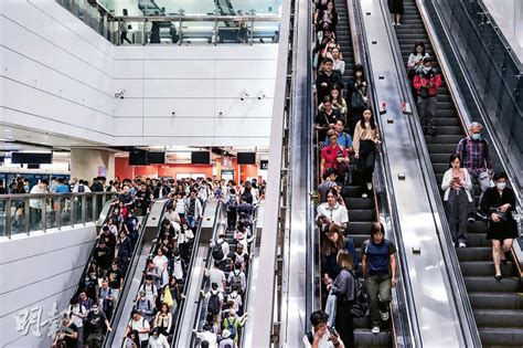 港鐵盼扭電梯左行右企文化減意外 安排大使提醒左右企 市民港人趕時間難改習慣 20241108 公民 明報教育網