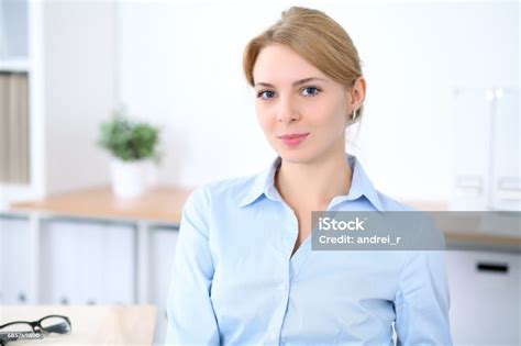 사무실에서 노트북으로 젊은 금발 비즈니스 여자 비즈니스 개념 경영자에 대한 스톡 사진 및 기타 이미지 경영자 금발 머리 긍정적인 감정 표현 Istock