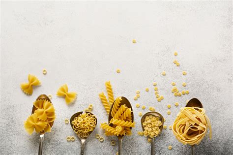 회색 콘크리트 배경에 철 숟가락에 다양한 파스타 아넬리니 파스타 요리 개념입니다 맨 위 보기 파스타에 대한 스톡 사진 및 기타 이미지 Istock