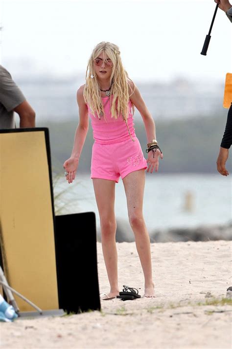 Taylor Momsen At The Beach In Pink 40 Gotceleb