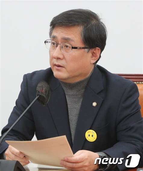 발언하는 김성환 정책위의장 뉴스1
