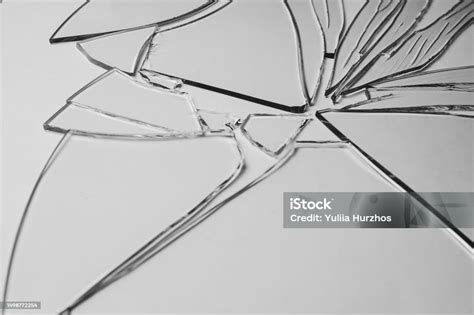 깨진 유리 더미는 흰색의 금이 간 창 효과에 격리된 질감과 배경 조각입니다 비상 상황 0명에 대한 스톡 사진 및 기타 이미지 0명 감지기 거울 Istock