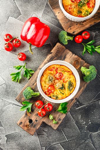 브로콜리 붉은 피망 붉은 양파를 주철 프라이팬에 곁들인 야채 프리타타 위에서 보기 건강한 식생활에 대한 스톡 사진 및 기타 이미지 건강한 식생활 구운 단고추 구이