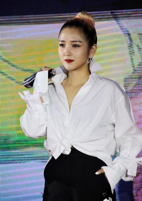 離婚事件後何潔又火了一把，活動現場的她強勢又幹練，側顏好霸氣 每日頭條