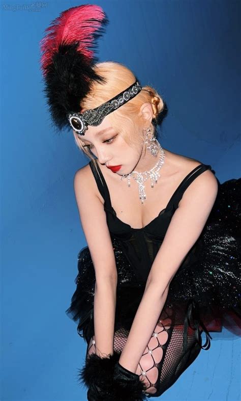 宋雨琦异域风情美腿穿镂空黑色丝袜66 名腿网