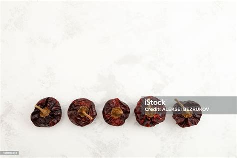 회색 질감의 배경에 말린 스페인 노라 고추의 행 위쪽 보기 복사 공간 0명에 대한 스톡 사진 및 기타 이미지 0명 건강한 식생활 건조 식품 Istock