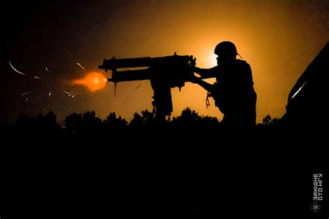 Мобільні вогневі групи Нацгвардії готуються до ударів по дронах у темряві кадри Veteran Com Ua