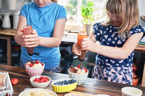 다양한 토핑 과일 사탕 스프링클러와 콘에서 아이스크림을 준비하는 어린 소녀 선데에 대한 스톡 사진 및 기타 이미지 선데 아이스크림 콘 10 11세 Istock