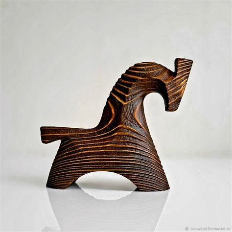 Деревянная статуэтка Коник