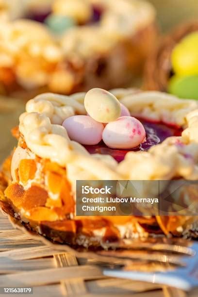 나무 테이블과 청동 종이에 케이크 부활절 스폰지 케이크 둥지입니다 계란의 형태로 견과류와 타원형 달콤한 과자 견과에 대한 스톡 사진 및 기타 이미지 Istock