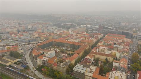 프라하의 붉은 지붕과 역사적인 구시 가지의 12 개의 첨탑 프라하 안개가 자욱하고 안개가 낀 날 프라하의 도시 경관 붉은 옥상 첨탑과 배경의 오래된 도시 프라하 프라하 체코