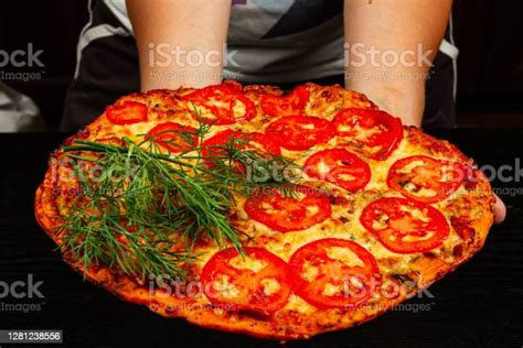 검은 배경에 그녀의 손에 집에서 요리 허브와 피자를 들고 소녀 가정 생활에 대한 스톡 사진 및 기타 이미지 가정 생활 건강한 생활방식 건강한 식생활 Istock