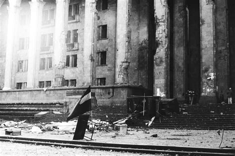 უცნობი ფოტოები რომლებზეც 90 იანი წლების თბილისია ასახული