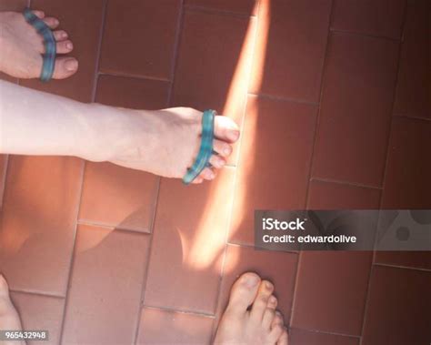 페디큐어와 페인트 또는 파일 발톱을 발가락을 분리 하기 위하여 실리콘 발가락 분리기 젊은 여자 건강한 생활방식에 대한 스톡 사진 및 기타 이미지 Istock