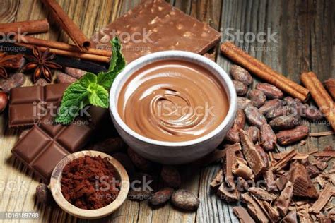 녹는 초콜릿 또는 녹은 초콜렛 초콜릿 소용돌이 함께 많은 스택 및 가루와 칩 녹기에 대한 스톡 사진 및 기타 이미지 녹기 독일 만들기 Istock