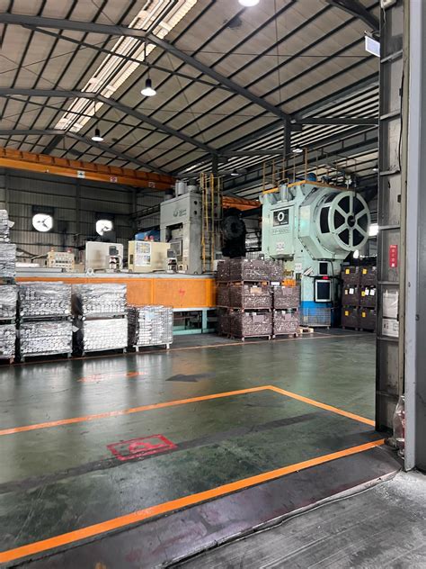 每次在自家公司巡廠 都覺得裡面的大姐大哥外勞們都超辛苦 這個天氣光是走一圈就流汗了 所以很難徵人 留在廠內的員工都覺得滿分感謝 專業鋁合金鍛造廠 專攻汽機車零配件 軍火 活塞專利 有興趣的歡迎