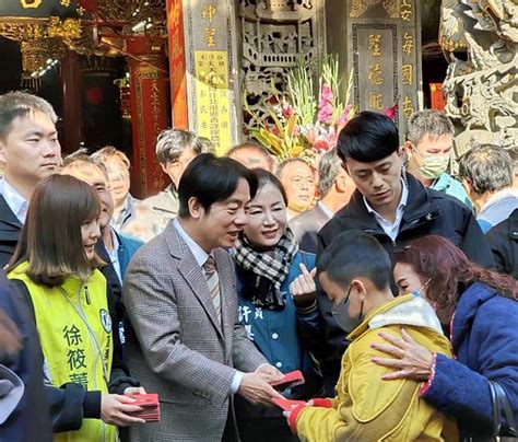 賴清德白沙屯拱天宮參香祈福 發放龍年福袋 圖 中央通訊社 LINE TODAY