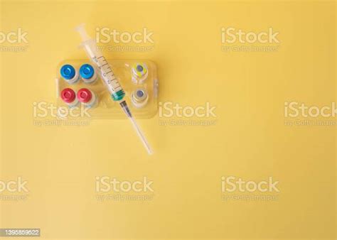 주사기는 노란색 배경에 의료용 바이알이있는 상자에 놓여 있으며 예방 접종의 개념입니다 0명에 대한 스톡 사진 및 기타 이미지 0명 건강관리와 의술 과학 Istock